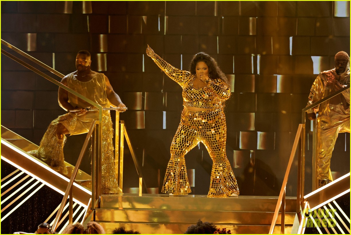 Lizzo Opens BET Awards 2022 with Performance of 'About Damn Time ...