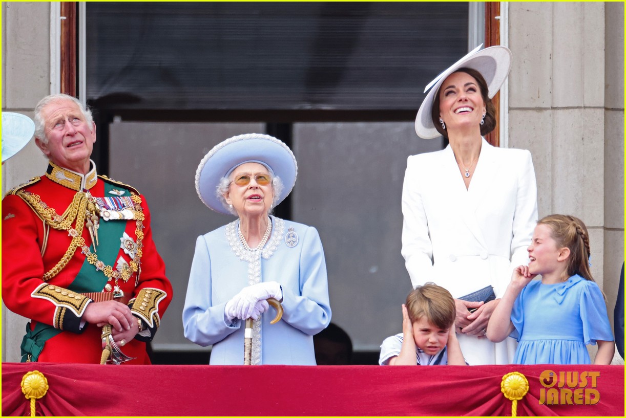 Lip Reader Reveals What Prince Louis Asked Queen Elizabeth After Photo ...