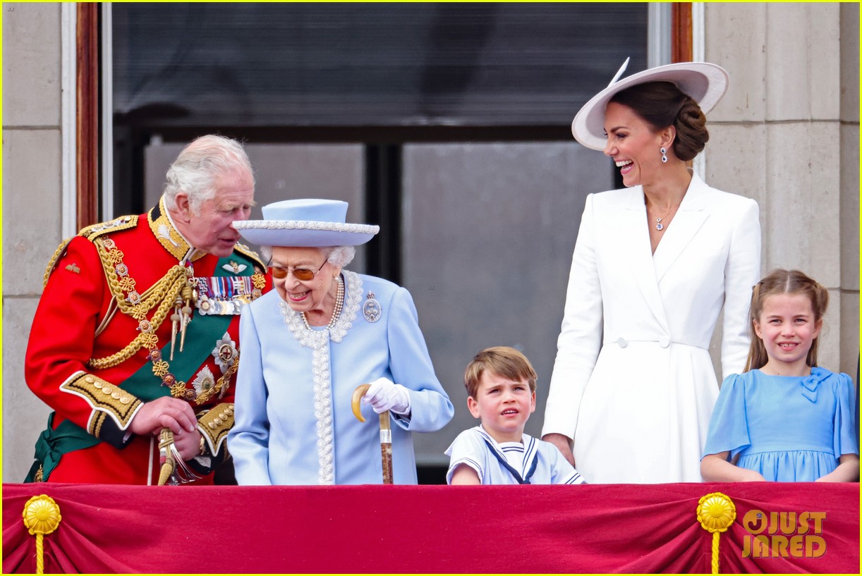 Lip Reader Reveals What Prince Louis Asked Queen Elizabeth After Photo ...