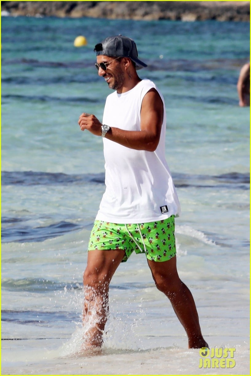 Lionel Messi Soaks Up the Sun During Yacht Trip with Friends in Spain ...