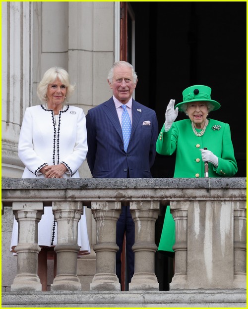 Queen Elizabeth Makes a Surprise Appearance During the Final Platinum ...