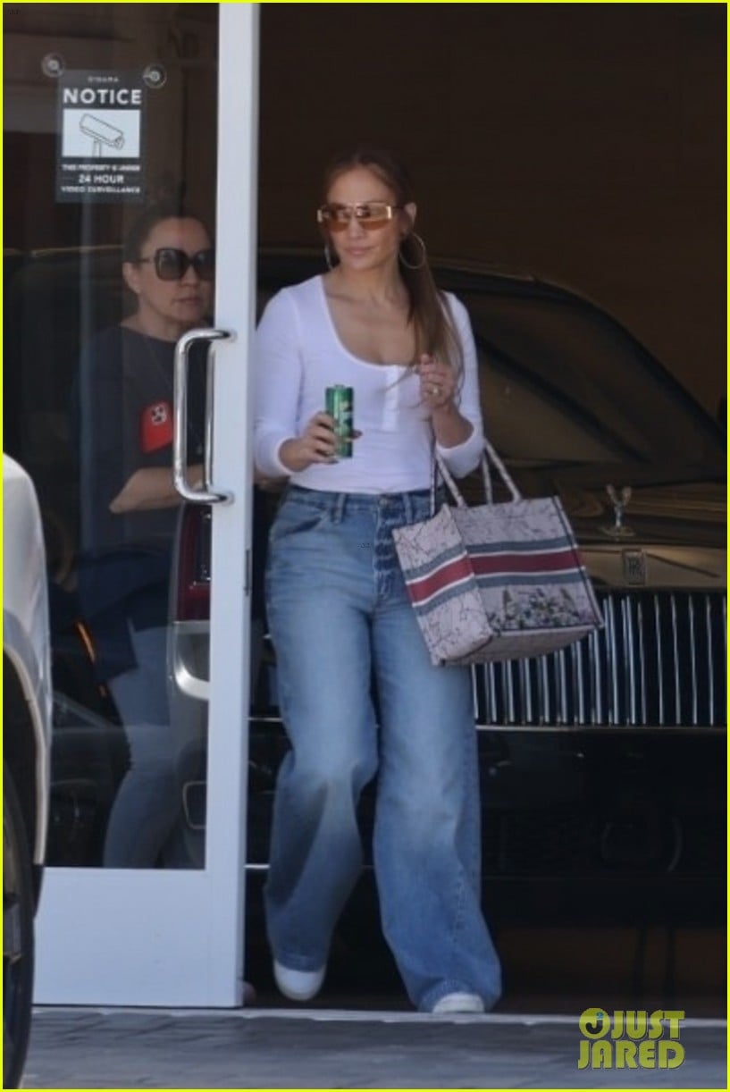 Ben Affleck & Jennifer Lopez Hold Hands While Car Shopping in Beverly ...