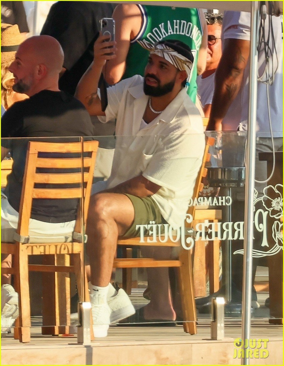 Drake Grabs Dinner with His Friends in Ibiza: Photo 4790614 | Drake ...