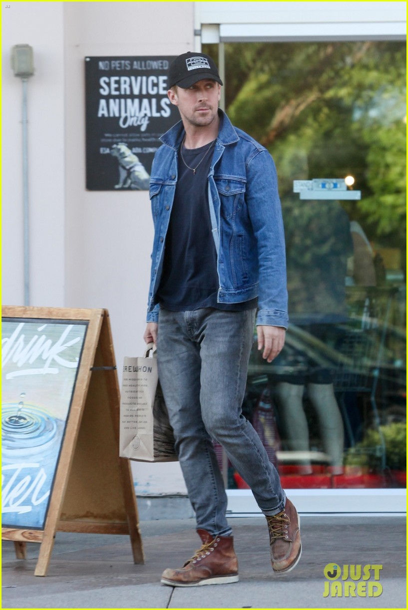 Ryan Gosling Stops by Erewhon Market to Do Some Grocery Shopping: Photo ...
