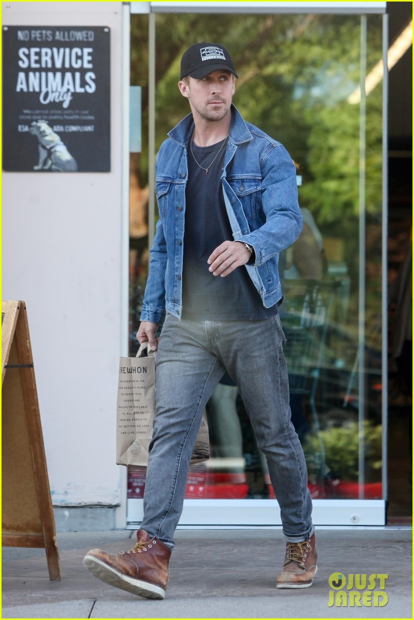 Ryan Gosling Stops by Erewhon Market to Do Some Grocery Shopping: Photo ...