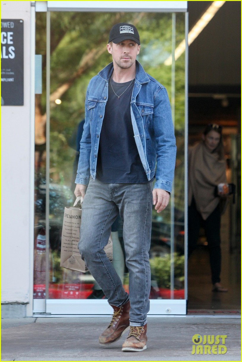 Ryan Gosling Stops by Erewhon Market to Do Some Grocery Shopping: Photo ...