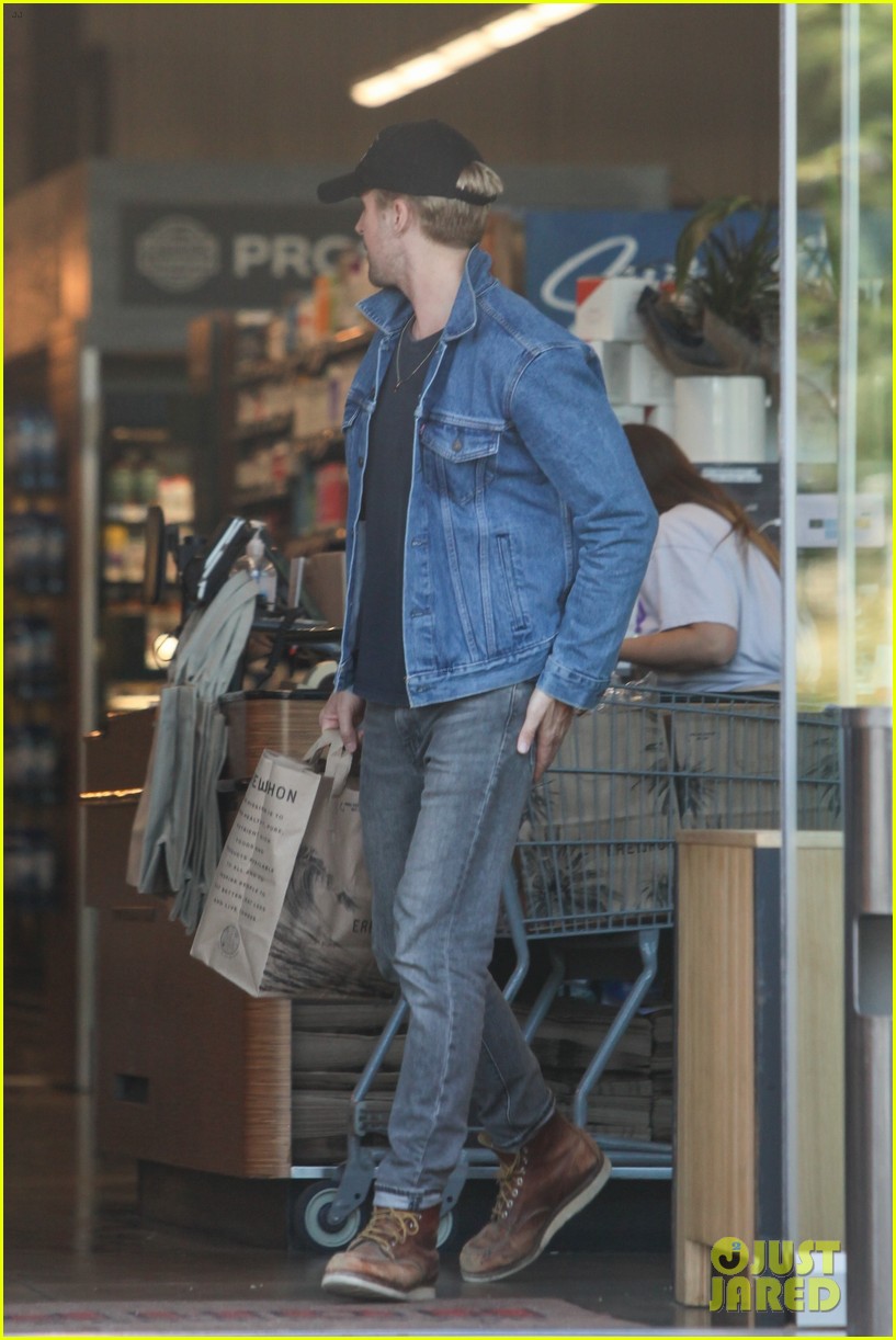 Ryan Gosling Stops by Erewhon Market to Do Some Grocery Shopping: Photo ...