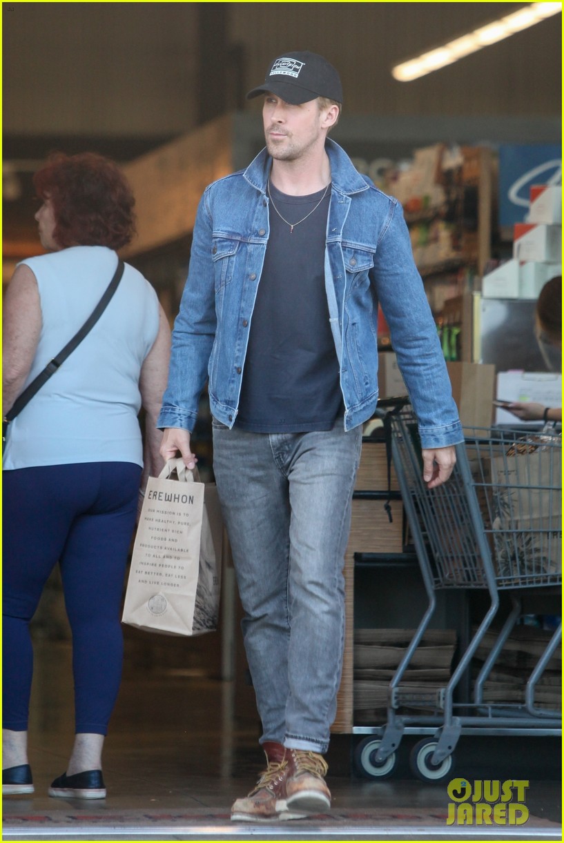 Ryan Gosling Stops by Erewhon Market to Do Some Grocery Shopping: Photo ...