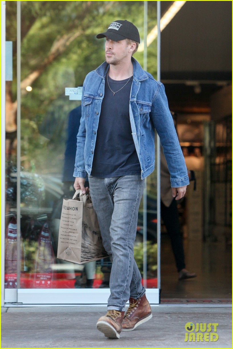 Ryan Gosling Stops by Erewhon Market to Do Some Grocery Shopping: Photo ...