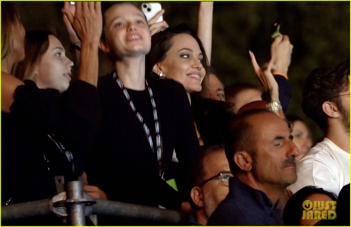 Angelina Jolie & Daughter Shiloh Check Out Måneskin in Concert!: Photo ...