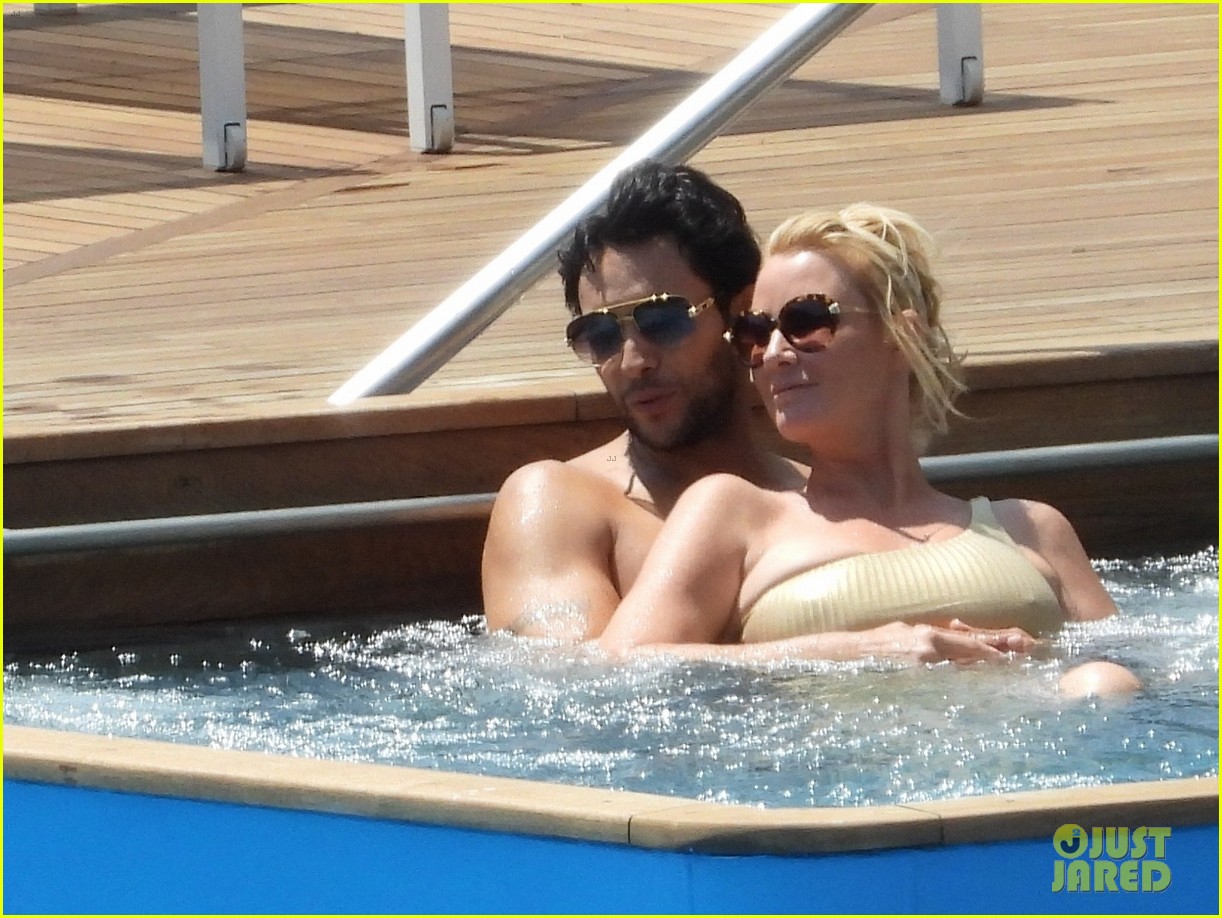 Sandra Lee & Boyfriend Ben Youcef Enjoy a PDA-Filled Pool Day While in Italy (Photos): Photo ...