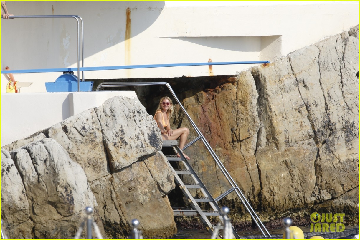 Sienna Miller Dives Off A Ladder During Swim in France With Oli Green ...