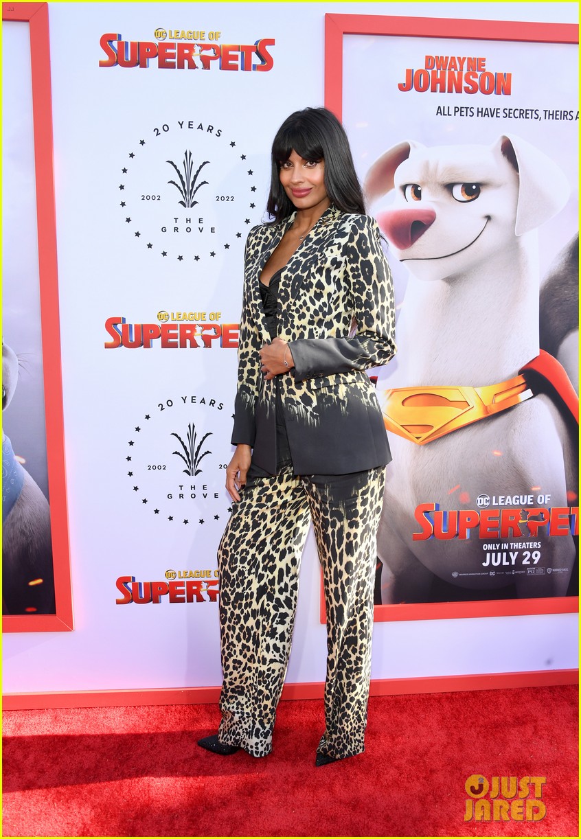 Keanu Reeves Meets Up With Dwayne Johnson & Kevin Hart at 'DC League of ...