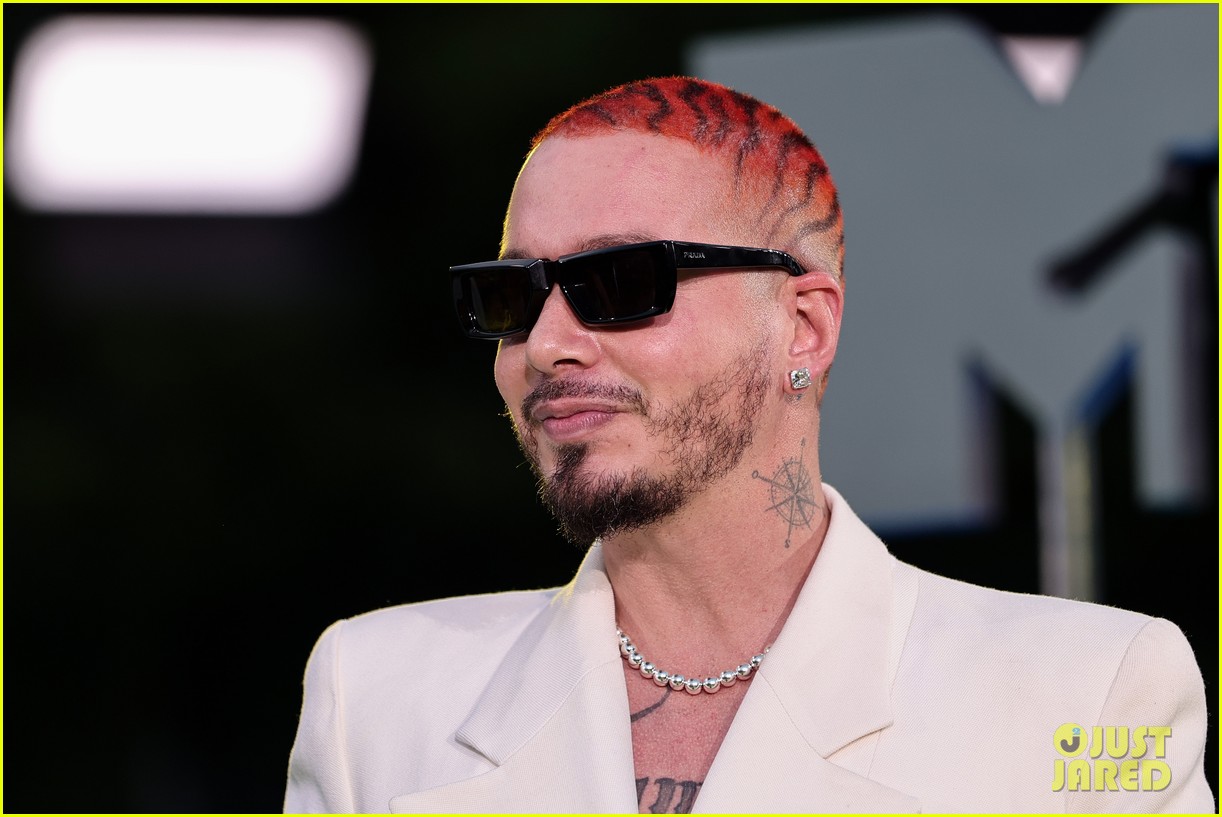 J Balvin Wears Tiger Stripes On His Head for MTV VMAs 2022: Photo ...