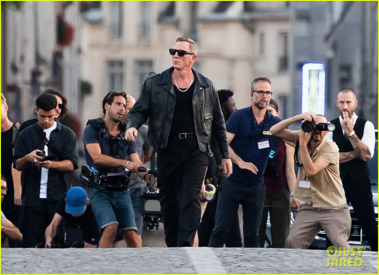 Daniel Craig Films Vodka Commercial In Paris With Director Taika ...