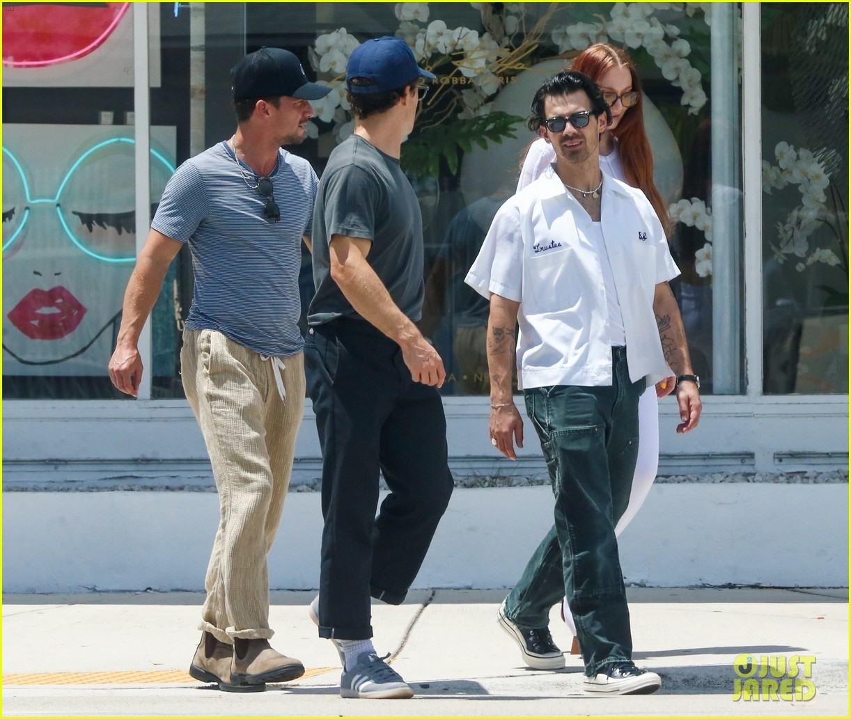 Joe Jonas & Sophie Turner Spend the Afternoon Hanging Out with Friends ...