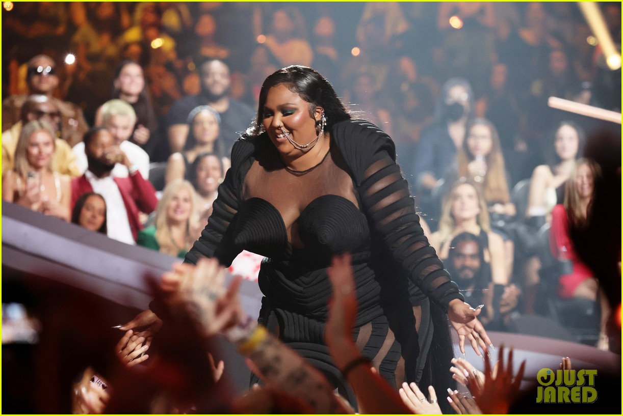 Lizzo Clarifies Who She Was Actually Addressing During MTV VMAs 2022 ...