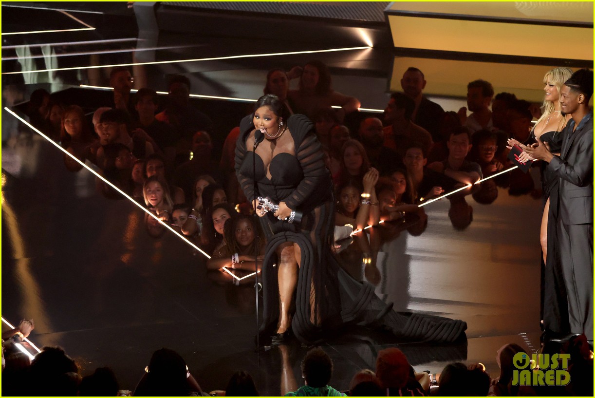 Lizzo Clarifies Who She Was Actually Addressing During MTV VMAs 2022 ...