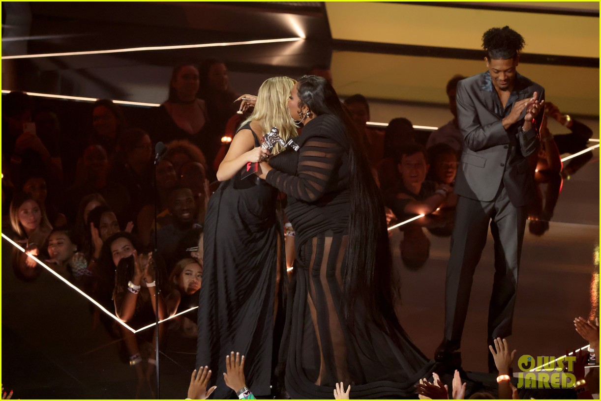 Lizzo Clarifies Who She Was Actually Addressing During MTV VMAs 2022 ...