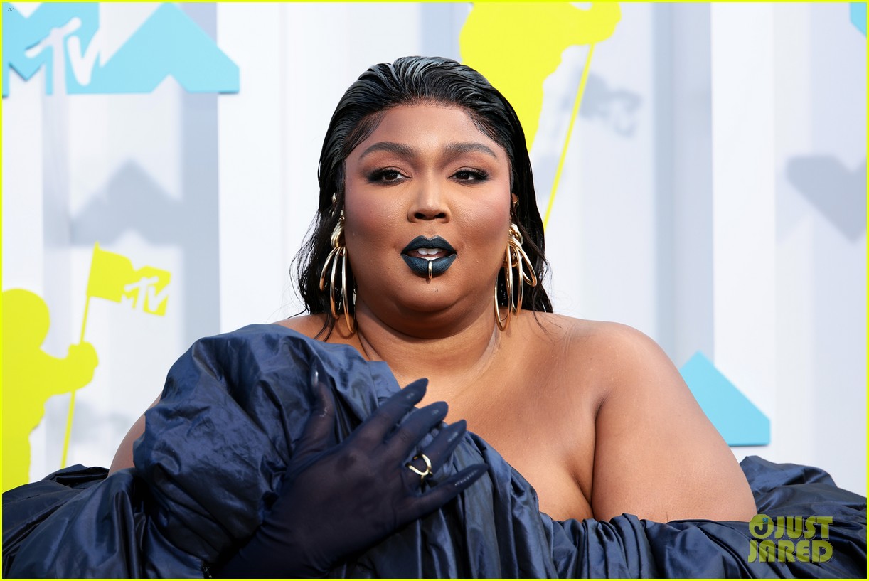 Lizzo Made a Hilarious Comment About Her Dress for MTV VMAs 2022 - See ...