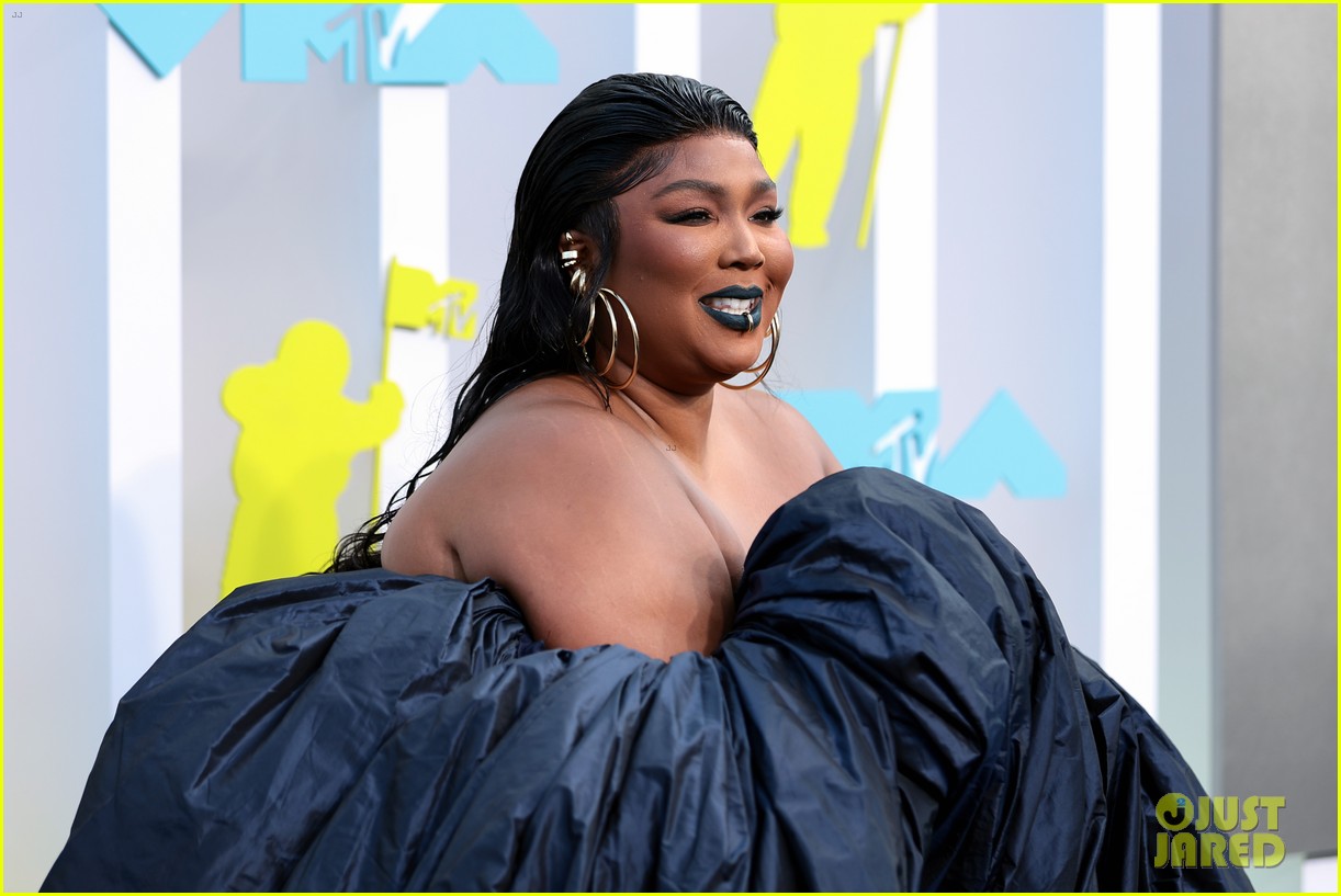 Lizzo Made a Hilarious Comment About Her Dress for MTV VMAs 2022 - See ...