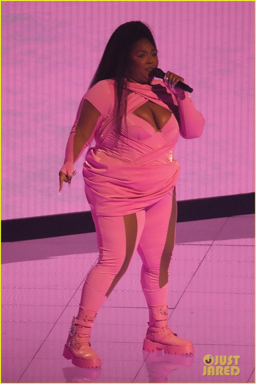 Lizzo Performs Her New Song '2 Be Loved' at MTV VMAs 2022 - Watch Video ...