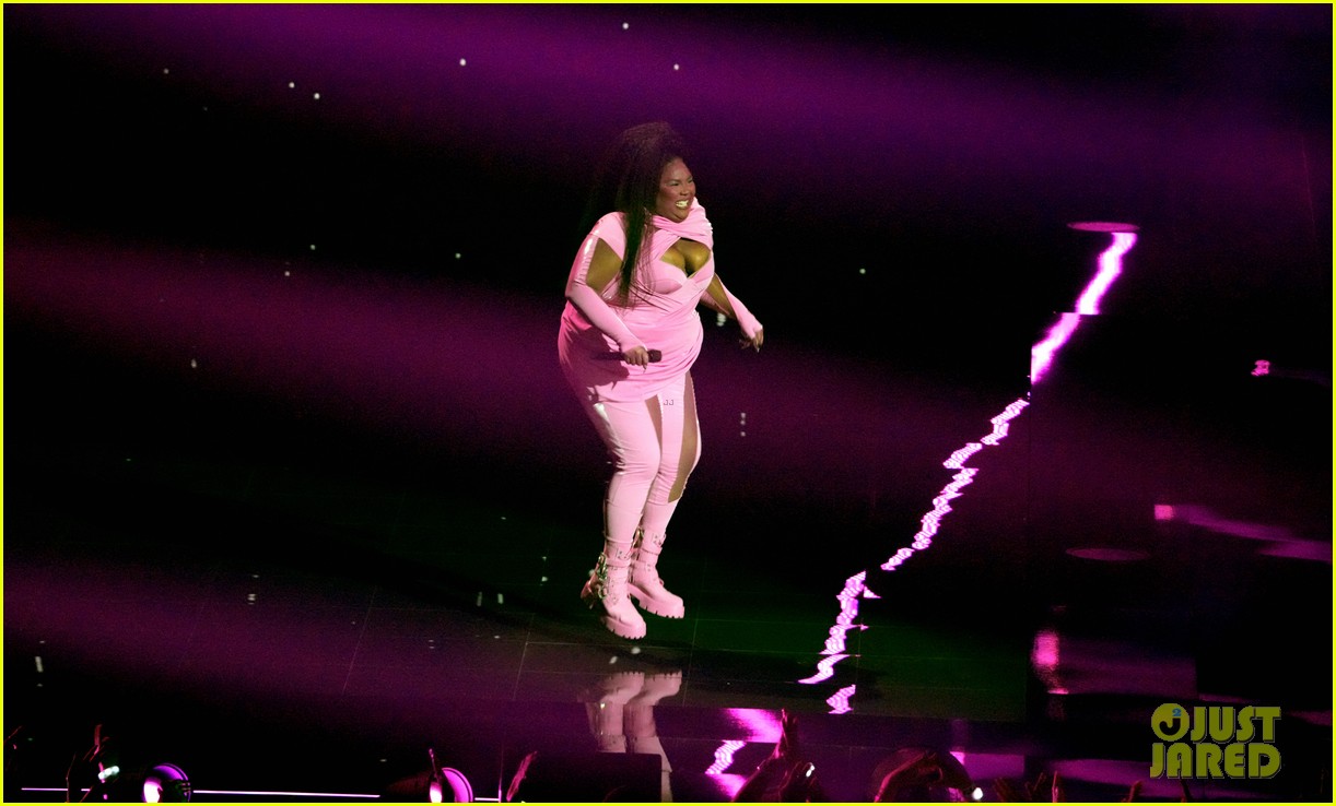 Lizzo Performs Her New Song '2 Be Loved' at MTV VMAs 2022 - Watch Video ...