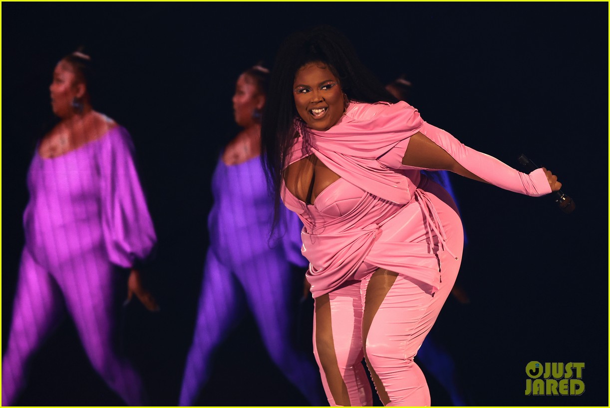 Lizzo Performs Her New Song '2 Be Loved' at MTV VMAs 2022 - Watch Video ...