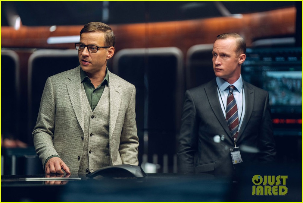 Matthew Fox Leads Peacock's Thrilling New Series 'Last Light' - Watch ...