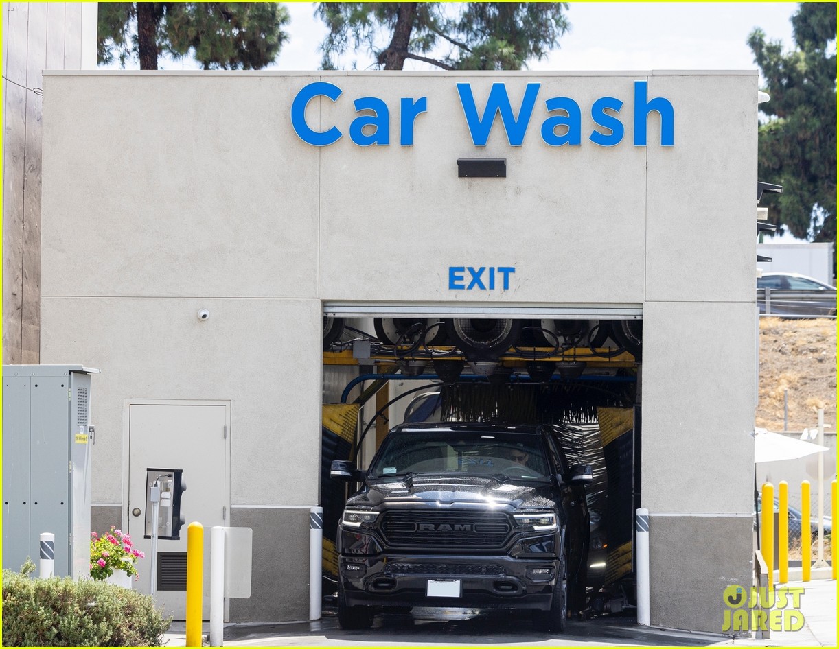 Miles Teller Spotted Running Errands in L.A. Amid Top Gun's Continued ...