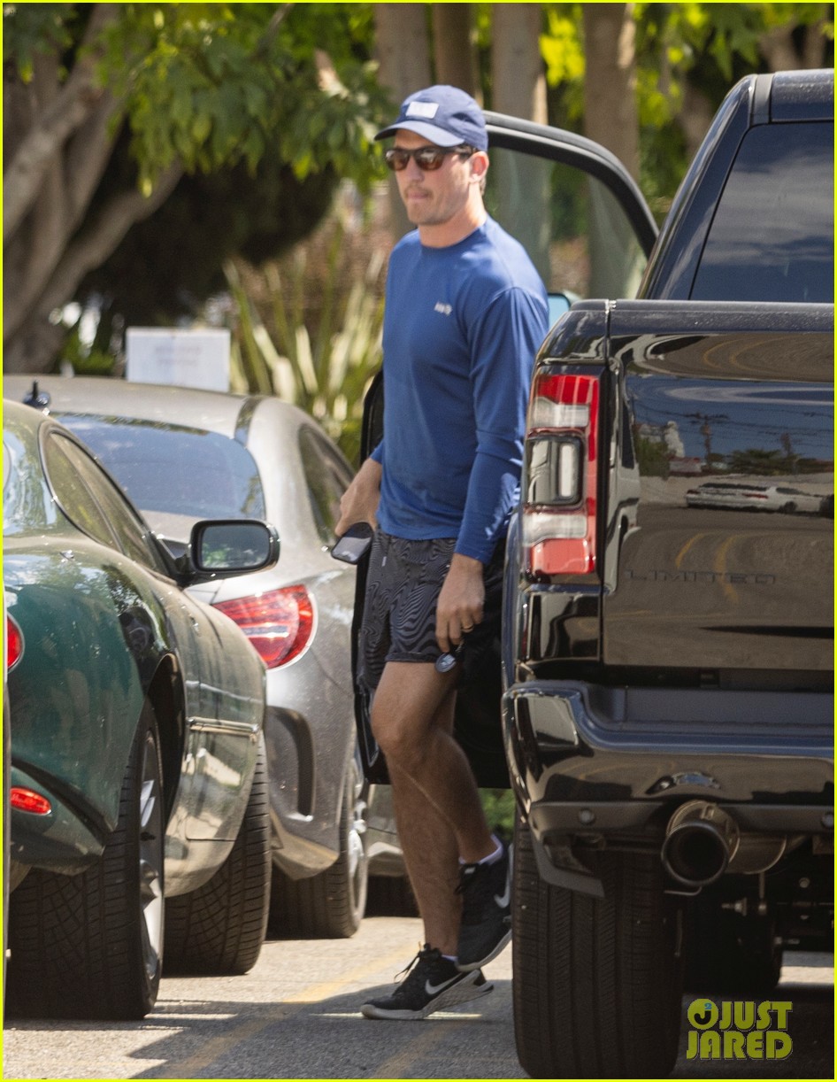 Miles Teller Spotted Running Errands in L.A. Amid Top Gun's Continued ...