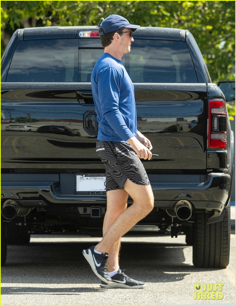 Miles Teller Spotted Running Errands in L.A. Amid Top Gun's Continued ...