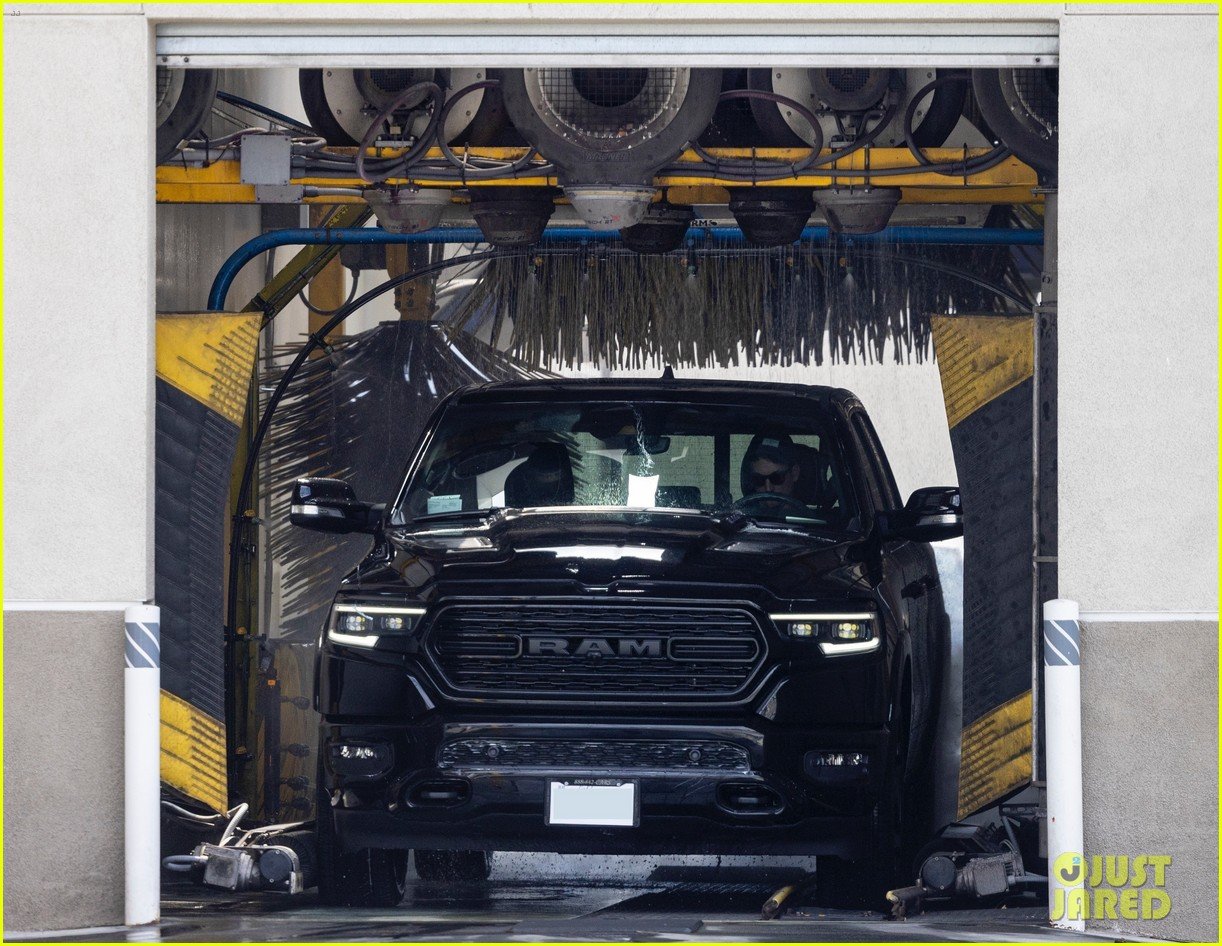 Miles Teller Spotted Running Errands in L.A. Amid Top Gun's Continued ...