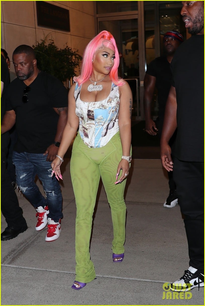 Nicki Minaj Looks So Fierce While Checking Out of NYC Hotel After the VMAs: Photo 4808395 ...