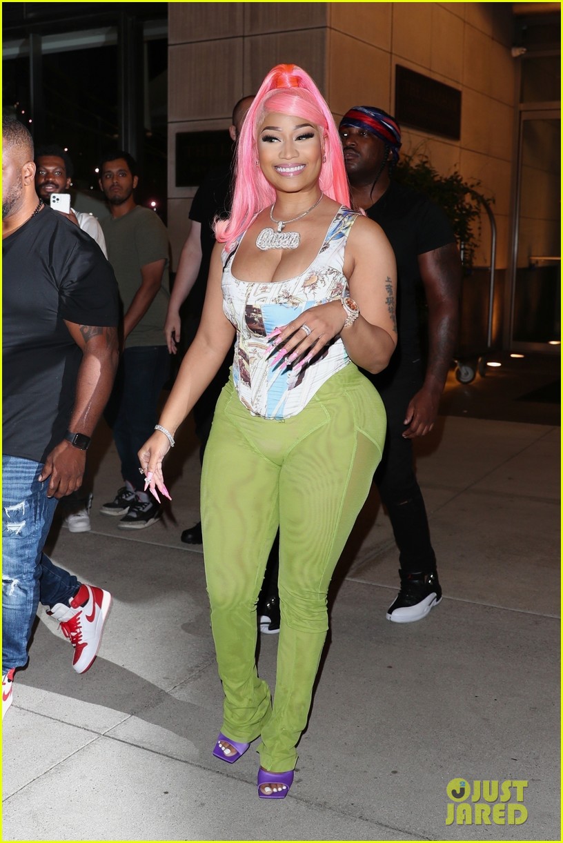 Nicki Minaj Looks So Fierce While Checking Out of NYC Hotel After the ...