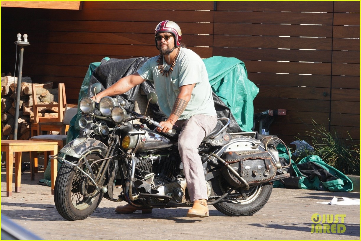 Jason Momoa Takes a Break from 'See' Press to Enjoy Lunch with a Friend ...