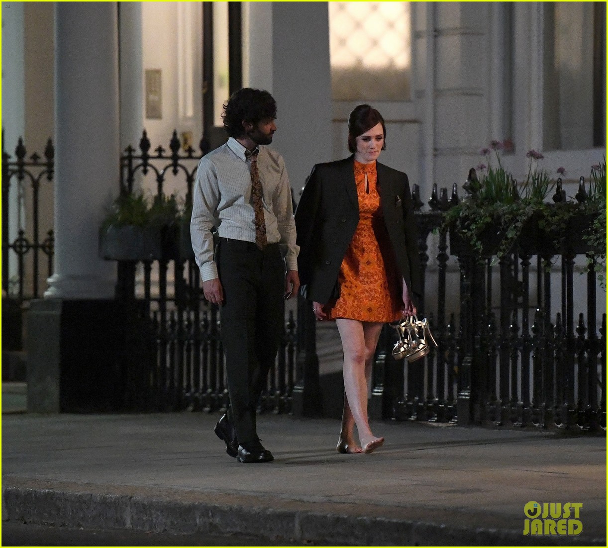 Penn Badgley Kisses [Spoiler Alert] on the Set of 'You' in London - See ...