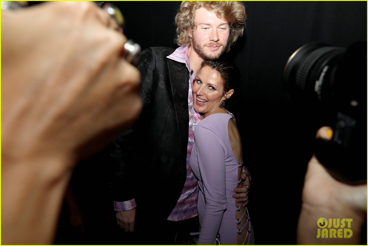 Addison Rae's Mom Sheri Easterling Kisses Rapper Yung Gravy on MTV VMAs ...