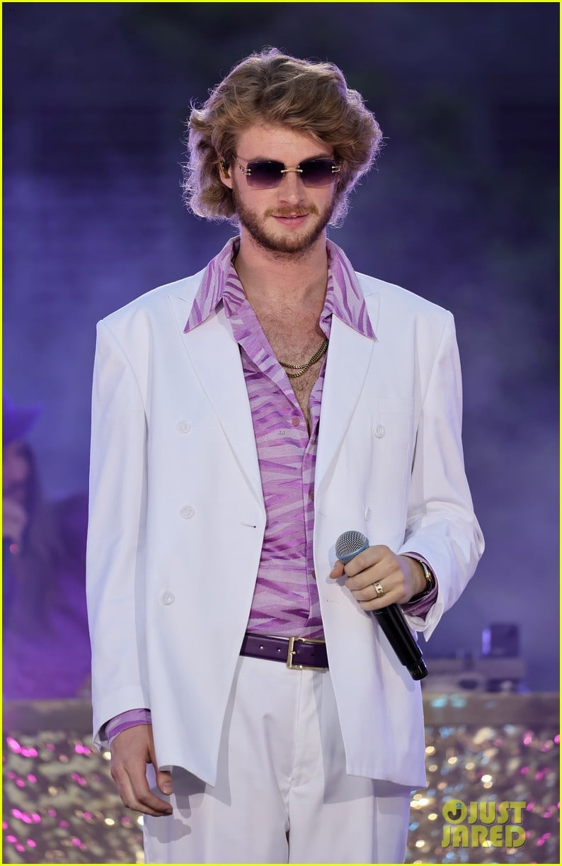 Addison Rae's Mom Sheri Easterling Kisses Rapper Yung Gravy on MTV VMAs ...