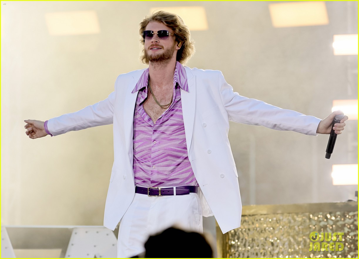 Addison Rae's Mom Sheri Easterling Kisses Rapper Yung Gravy on MTV VMAs ...