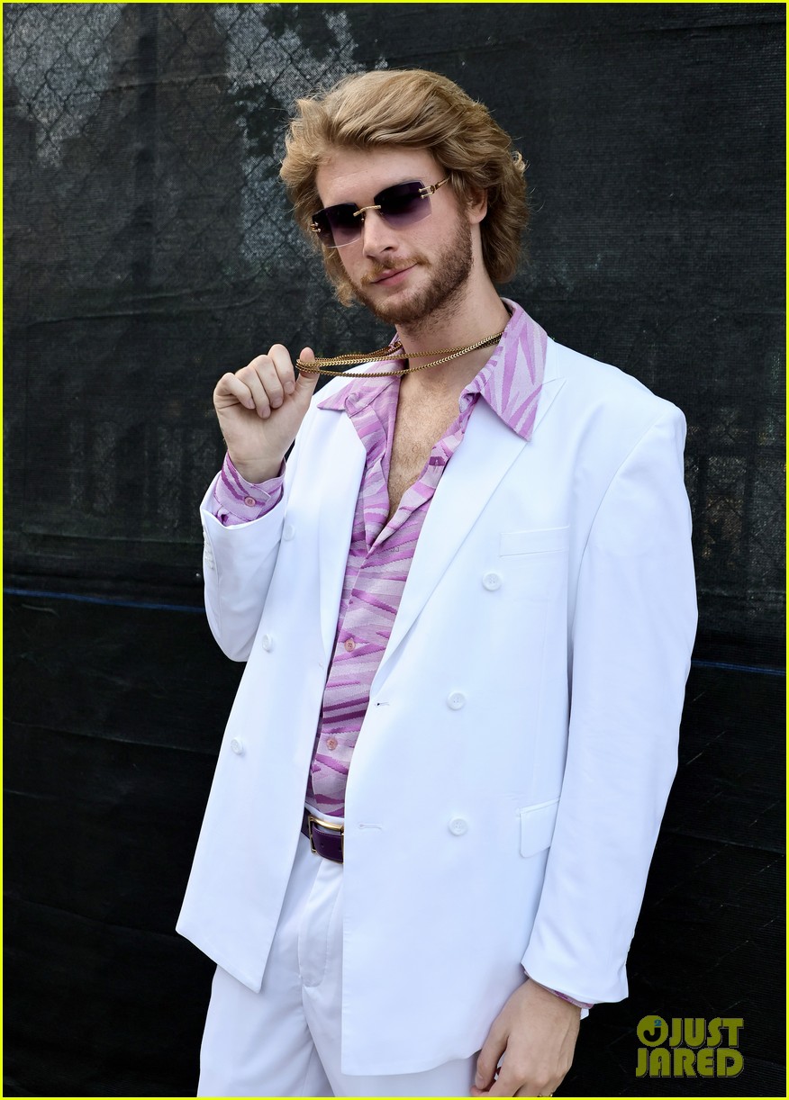 Addison Rae's Mom Sheri Easterling Kisses Rapper Yung Gravy on MTV VMAs ...