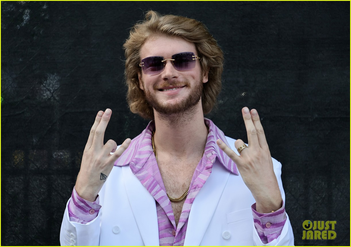 Addison Rae's Mom Sheri Easterling Kisses Rapper Yung Gravy on MTV VMAs ...