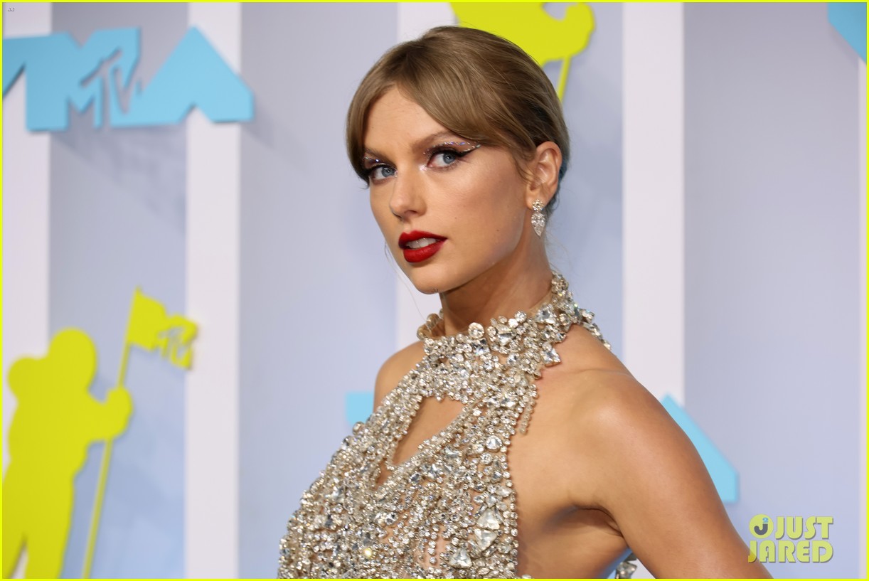 Taylor Swift's Dress at MTV VMAs 2022 Needs to Be Seen from the Front ...