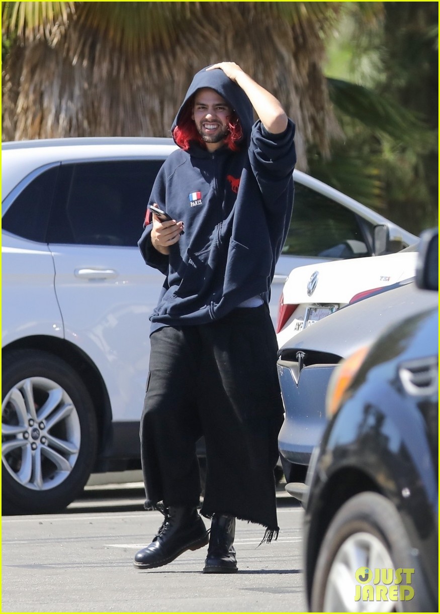 Addison Rae Tries To Hide Behind Takeout Boxes After Picking Up Food in ...