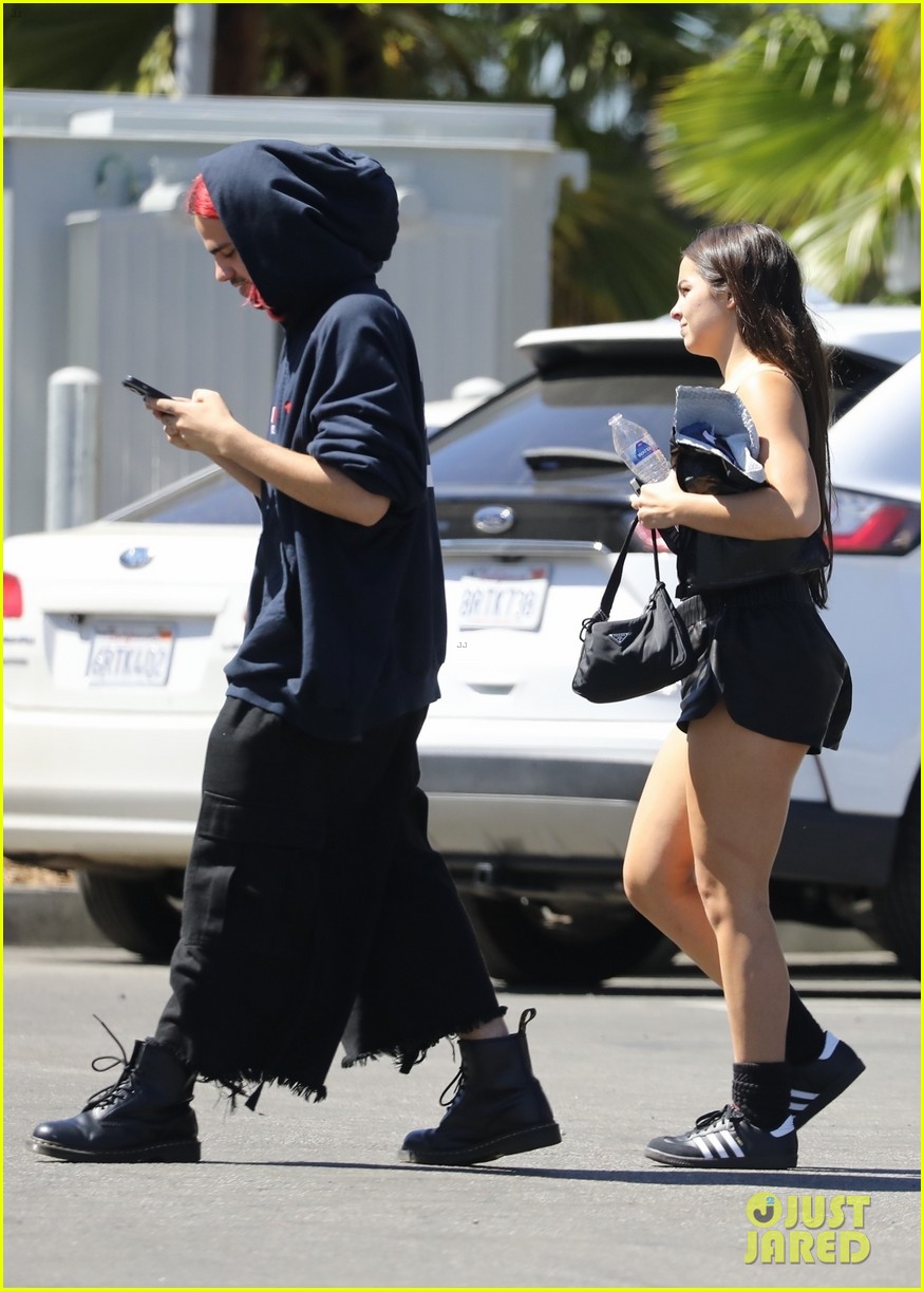 Addison Rae Tries To Hide Behind Takeout Boxes After Picking Up Food in ...