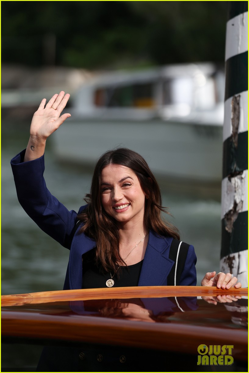 'Blonde' Co-Stars Ana de Armas & Adrien Brody Greet Fans As They Arrive ...