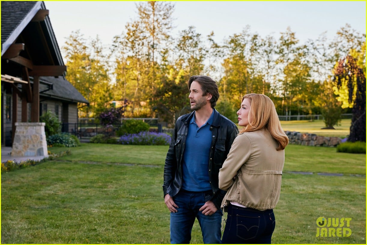 Rachelle Lefevre Discovers A Family She Never Knew About in Hallmark's ...