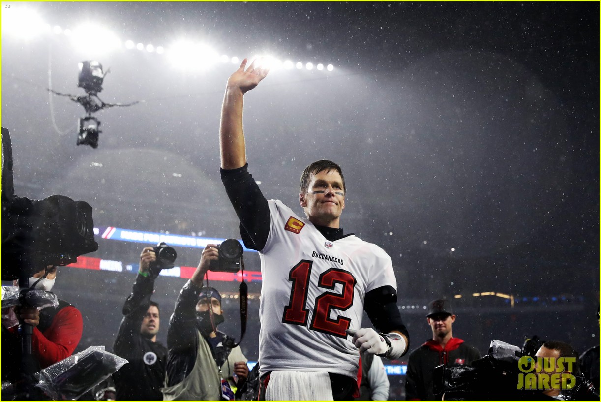 Tom Brady Issues Apology After Throwing Tablet During Game, Correctly ...