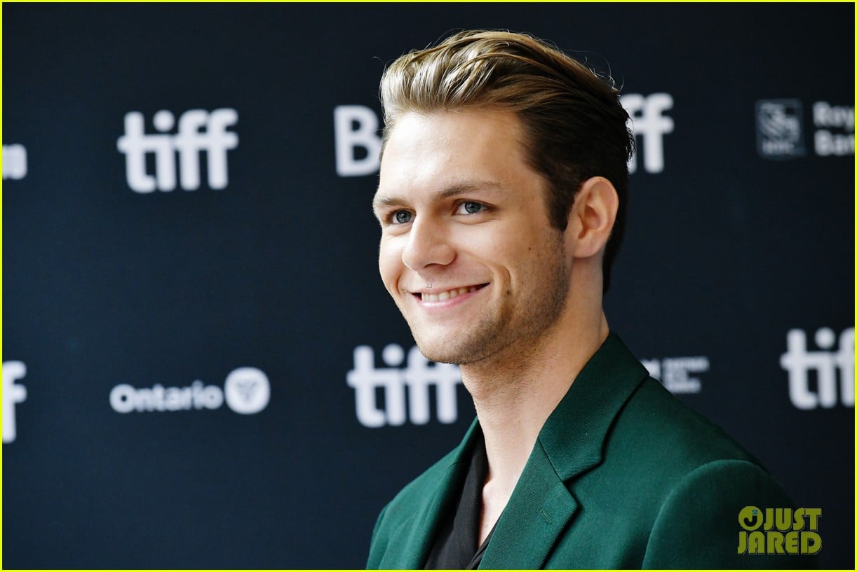 Brendan Fraser & Sadie Sink Share A Hug at 'The Whale' Premiere in ...