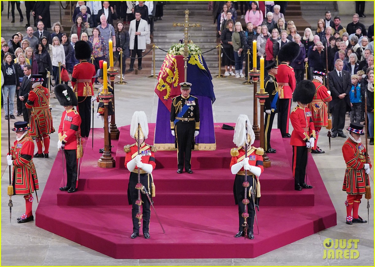 Queen Elizabeth's Four Children Stand Vigil at Her Coffin for 'Vigil of ...